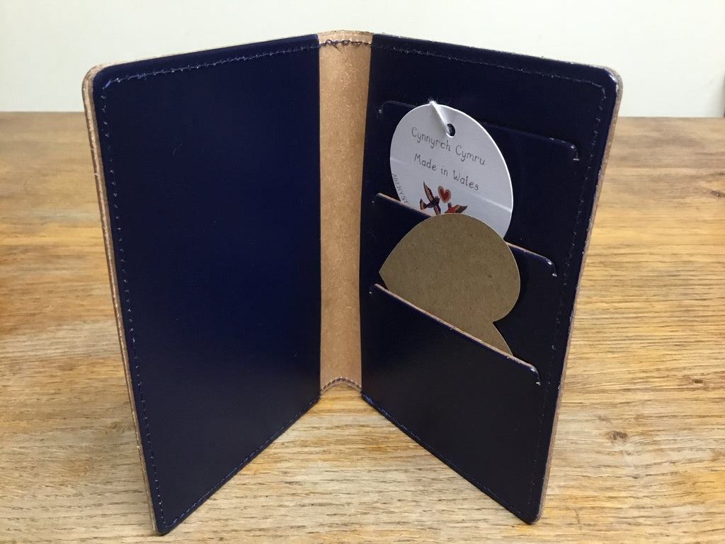 Clawr pasbort 'The World is your Oyster' gan Lizzie Spikes – National ...